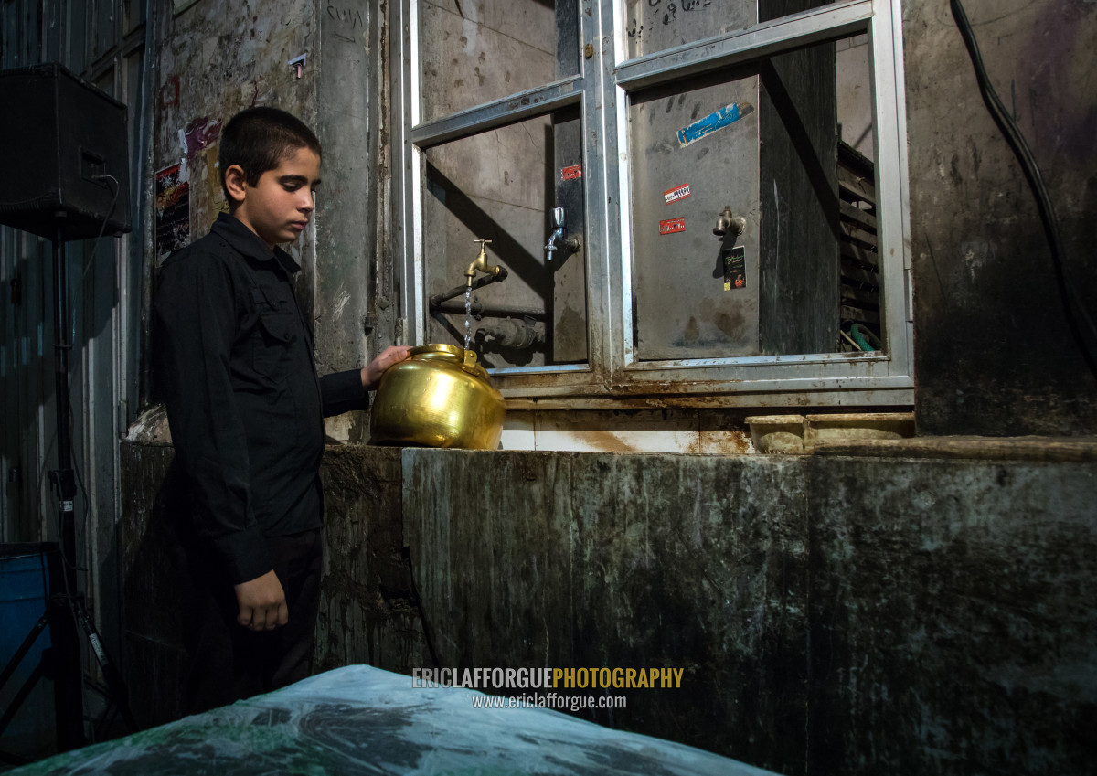 ERIC LAFFORGUE PHOTOGRAPHY - Boy collecting water in a pot to make tea ...